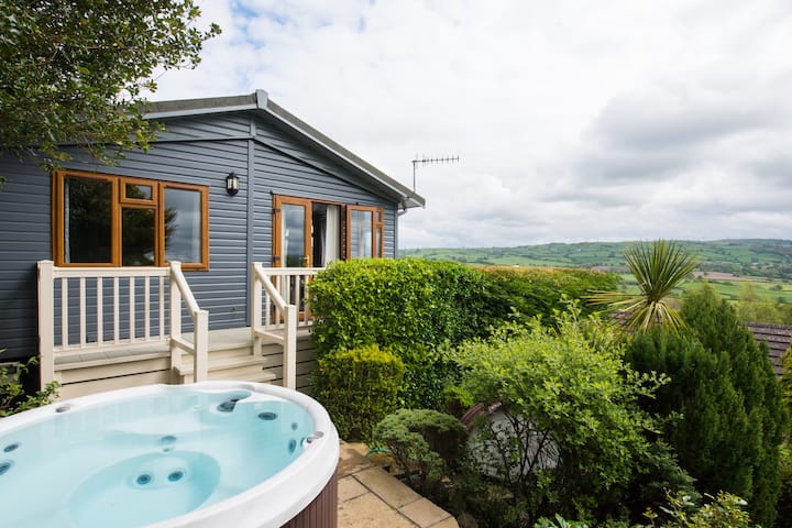 Cliff Top Lodge & Hot Tub - No Pets - Abergele