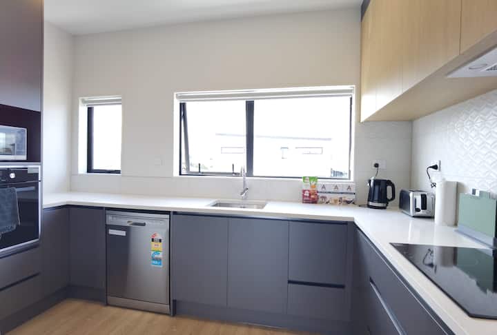 Terrace House Near Airport - 6km - Auckland