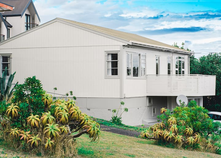 Bright & Cozy House With View - Wellington