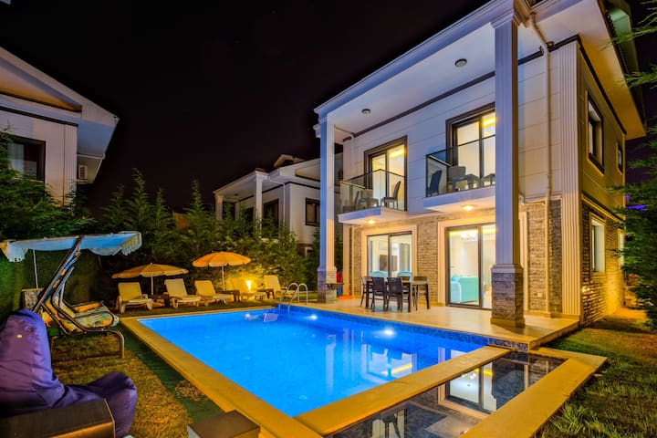 ÖLüdeniz'de Modern Havuzlu Villa - Ölüdeniz