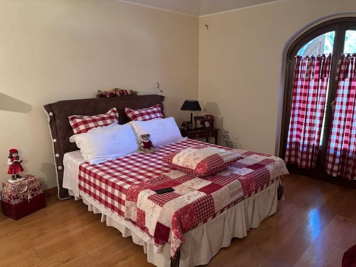 Ampia Camera In Villa, Rubino - Carbonia