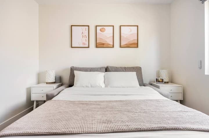 Blossom House With 3bd/2bath In Reseda - Los Angeles, CA