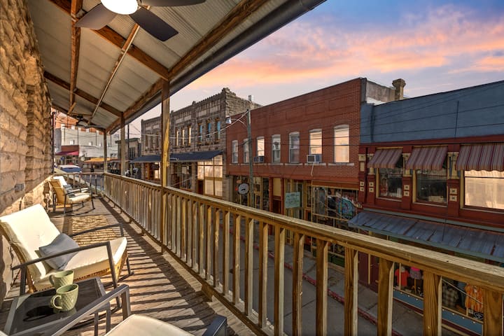 Downtown Loft: Parking, Balcony, Records, Sleeps 6 - Eureka Springs, AR