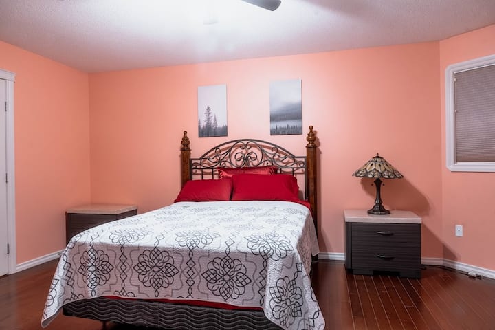 (Masters Rm) The Suite Residence - Lloydminster