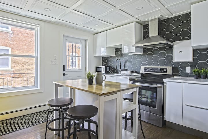 Downtown Prestige: Parking, King Bed, Sleeps 6 - Sherbrooke