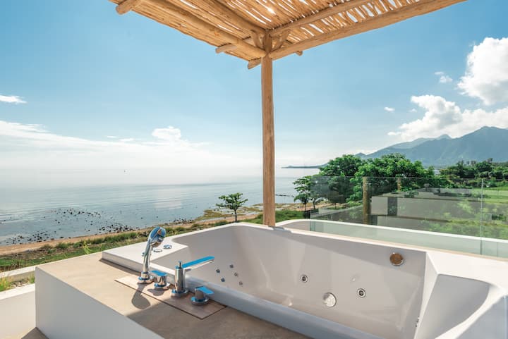 Escape To Paradise In Oceanfront Villa Kandy Ii - Indonesia