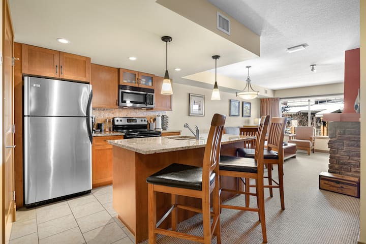New! Top Floor Mountain Views: Hottub/pets Ok - Canmore