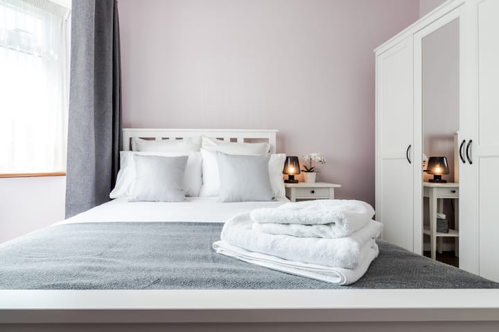 Entire 4-bedroom Home Surrey - Woking