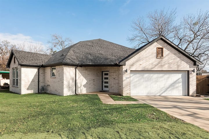 New Airbnb! Home Close To Att Stadium! - Arlington, TX