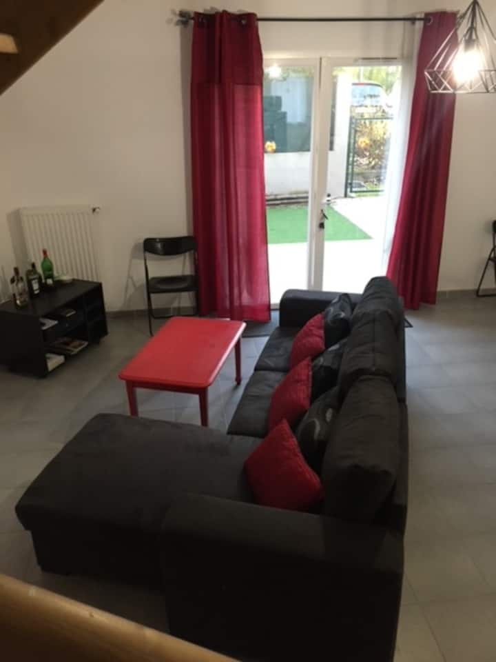 Maison De Ville Très Agréable - Nans-les-Pins
