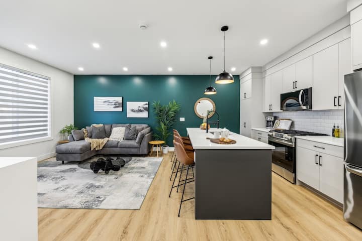 Rare Find-dual Suites, 3 Kings & Prime Location - Calgary
