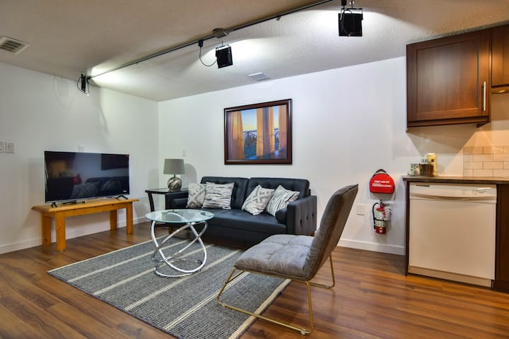 Charming 2bdrm Retreat - Calgary