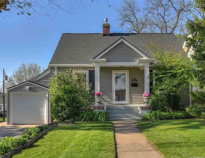 Cozy & Convenient 3br Cottage - Omaha