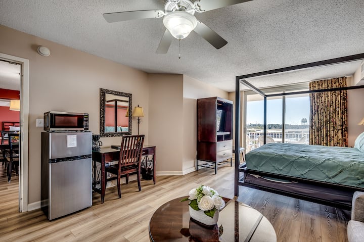Spacious Studio With Amazing Waterway View - North Myrtle Beach, SC