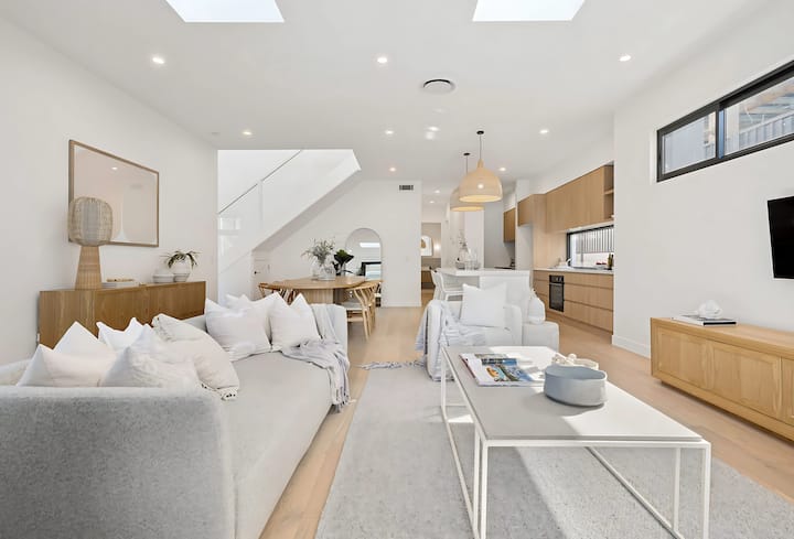 Luxurious 5 Bed Retreat + Pool Near Gymea Village - Cronulla