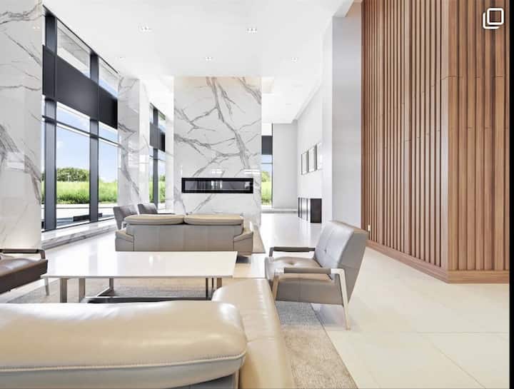 Parking! 700sqf Condo By Lake , Park, Airport - Toronto