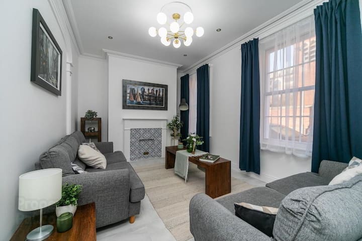 The U2 Crib - Unique History, Stylish With Parking - Belfast
