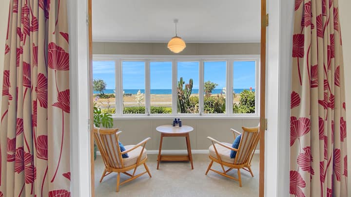 Waterfront Deco Cottage - Napier