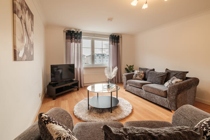 Mackie Place - 3 Bed Apartment With Parking - Banchory