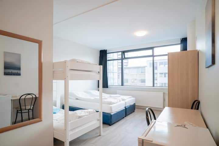 Pavi Guesthouse - Quadruple Room Private Bathroom - Reykjavik