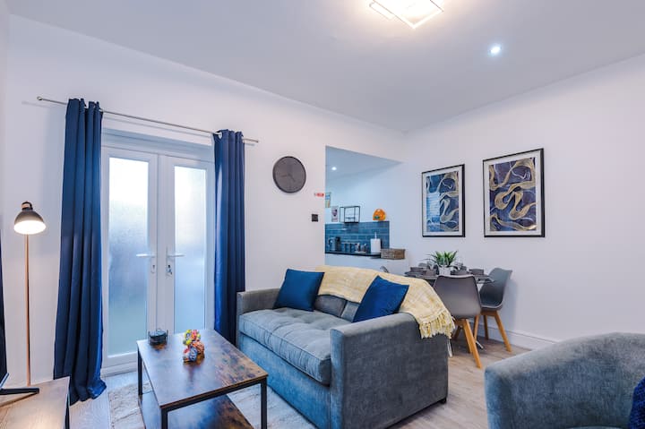 Stunning 3 Bedroom Home In Salford, Sleeps 8 - Manchester