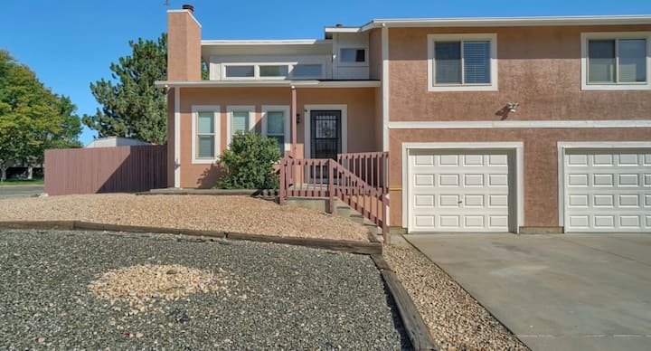 Cozy, Quiet, Beautiful Townhome. - Pueblo, CO
