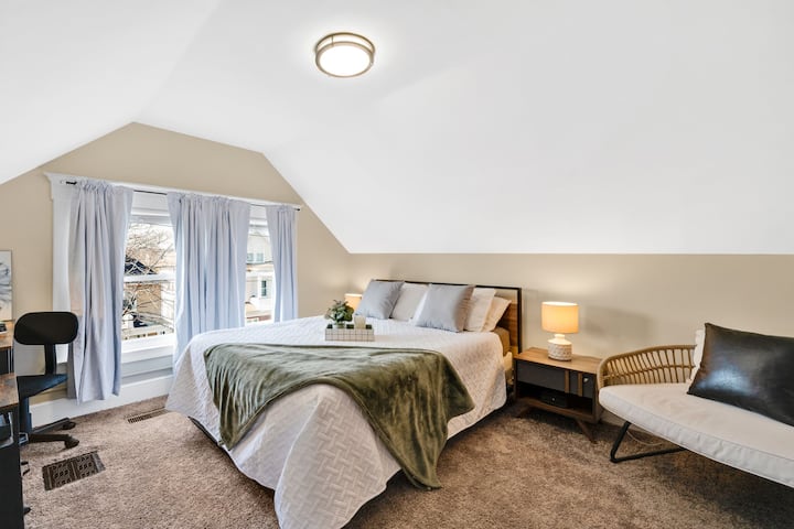 Breezy Beach Loft - 3bd/1ba Apt - New Haven