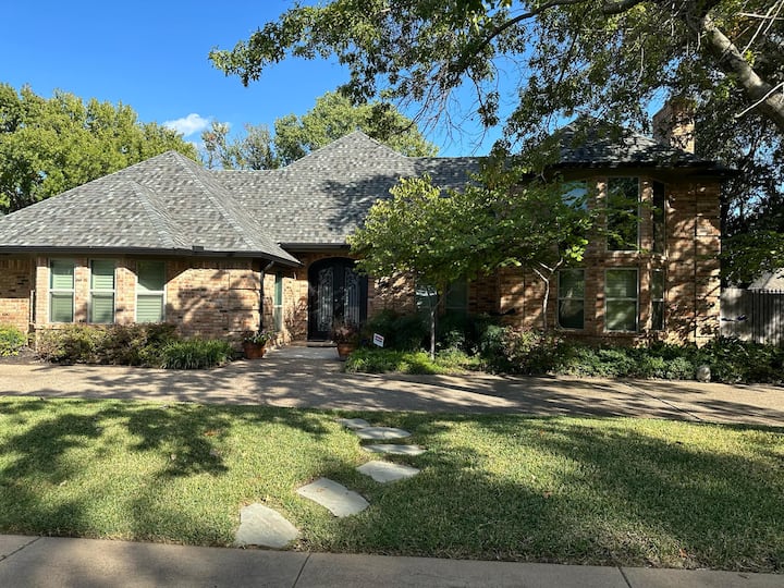 Charming Home With Private Pool - Grapevine, TX