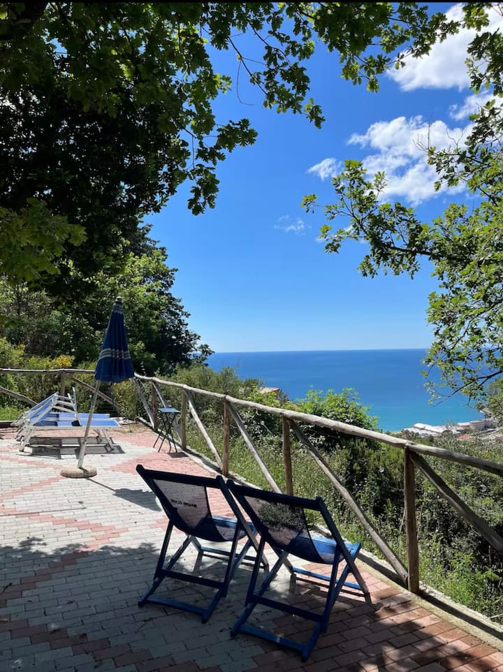 Ampio Monolocale Con Giardino - Finale Ligure