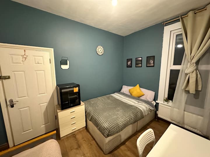 Triple Room To Rent 20 Minutes Central London - London