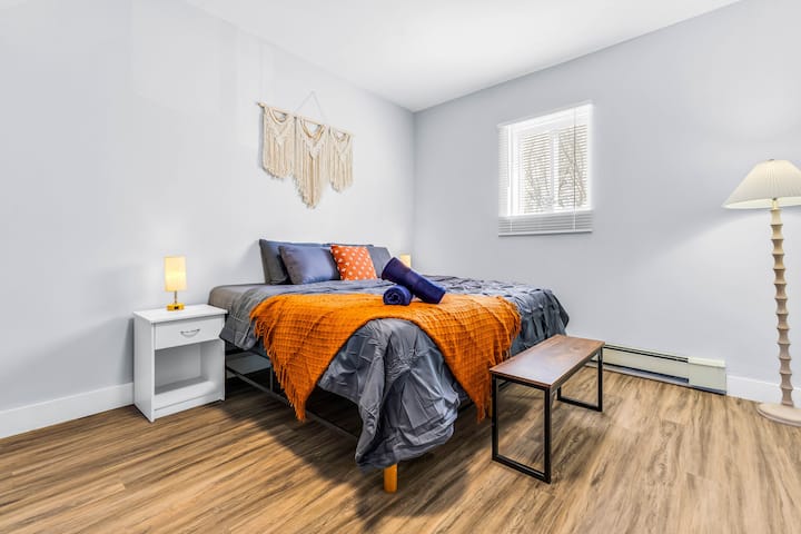 Compact Cozy Boho Themed 2-bed Unit W/ King+queen - St. George, Canada