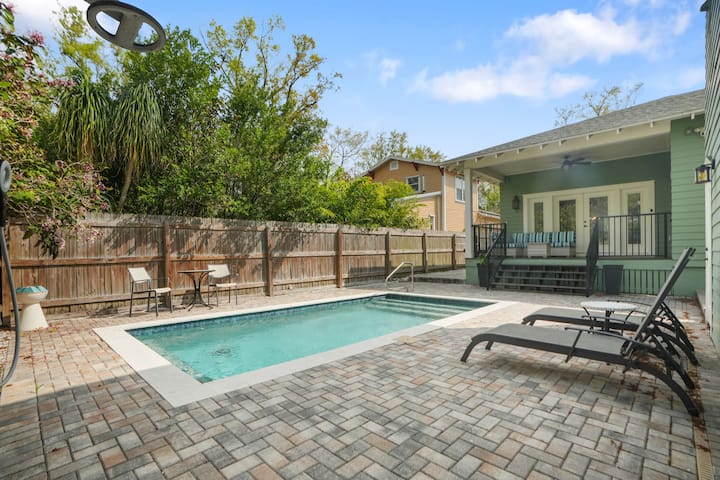 Modern Poolside Retreat & Cozy Escape - Tampa