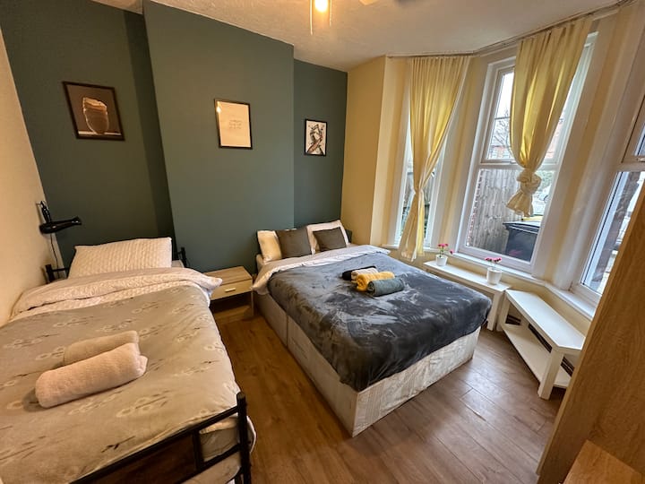 Large Room On Piccadilly Line Near Metro - Londres