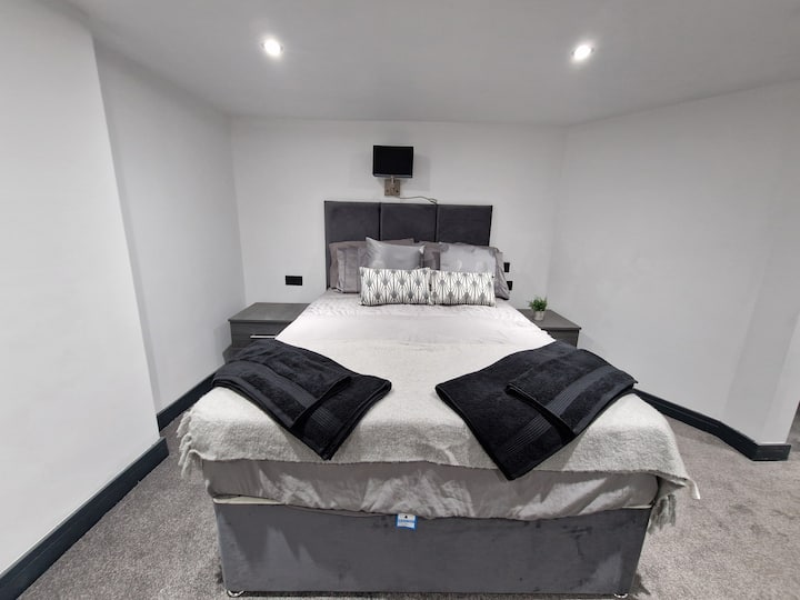 Sleek 3 Bed 3 Ensuites House With Parking & Garden - Henley-on-Thames