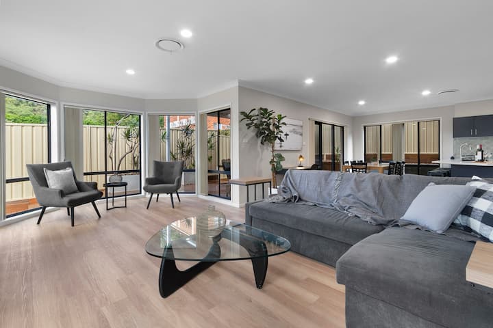 Large Executive Residence - Waratah