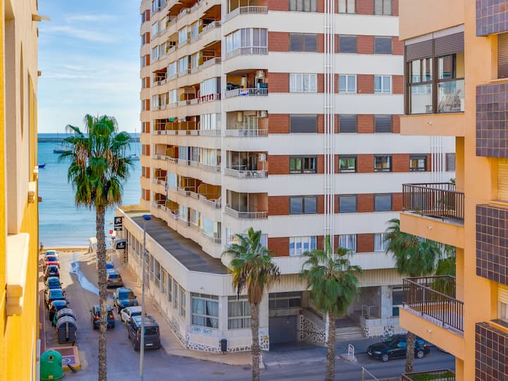 Sunny Apartment Steps From Beach & Centre - Torrevieja