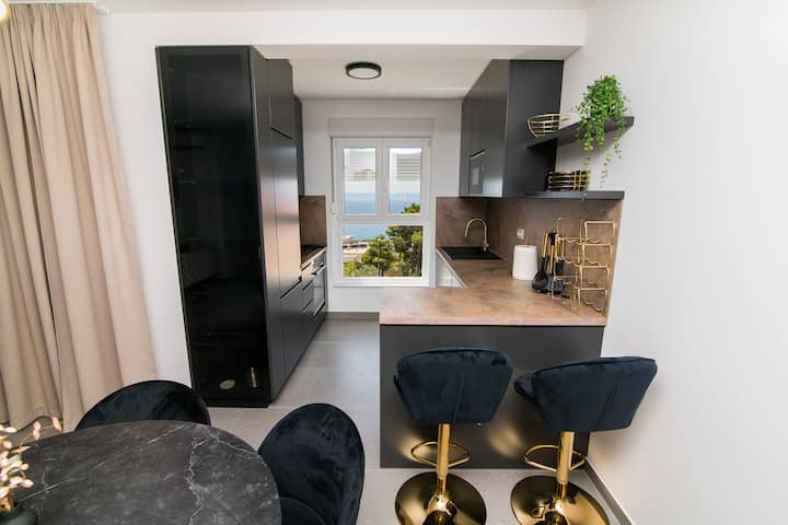 Die Goldene Wohnung Mit Terrasse Und Garage - Makarska