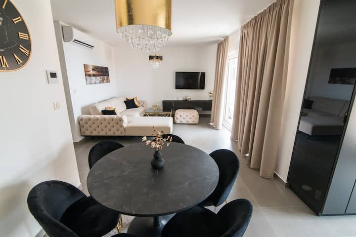Die Goldene Wohnung Mit Terrasse Und Garage - Makarska