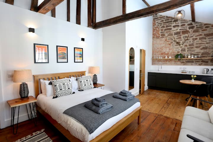 New Luxury Town Centre Suite, For Explorers - Abergavenny