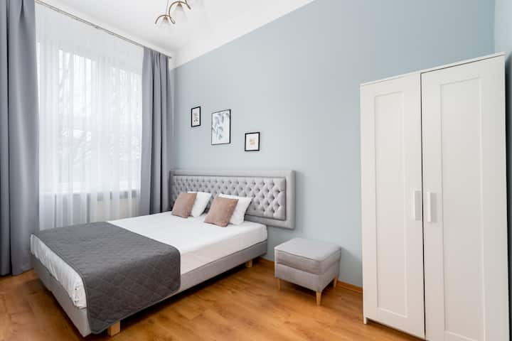 Budget Two-bedroom Riverside Apartment - Krakow
