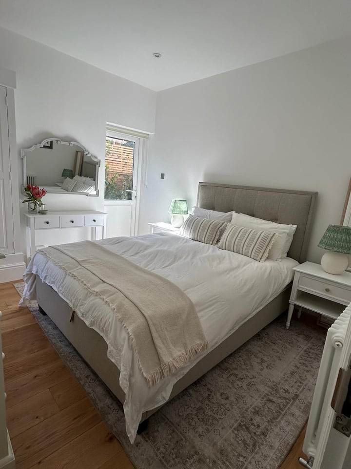 Secluded And Sunny Guest Suite - Shere