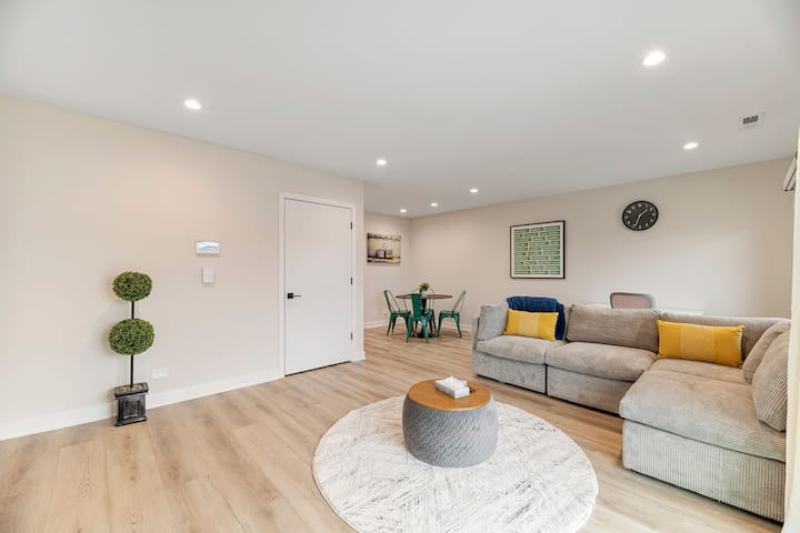 Beautifully Remodeled, Perfect For Large Groups - Chicago, IL