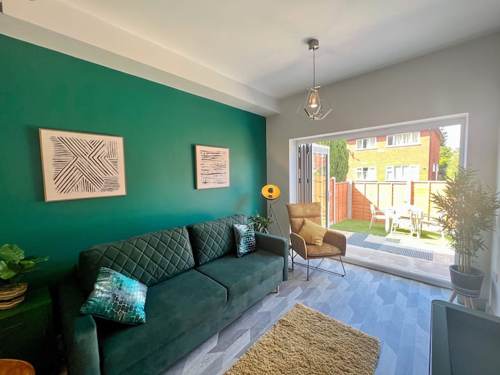 Modern 2 Bed House. Ev Off Road Parking - Worcester