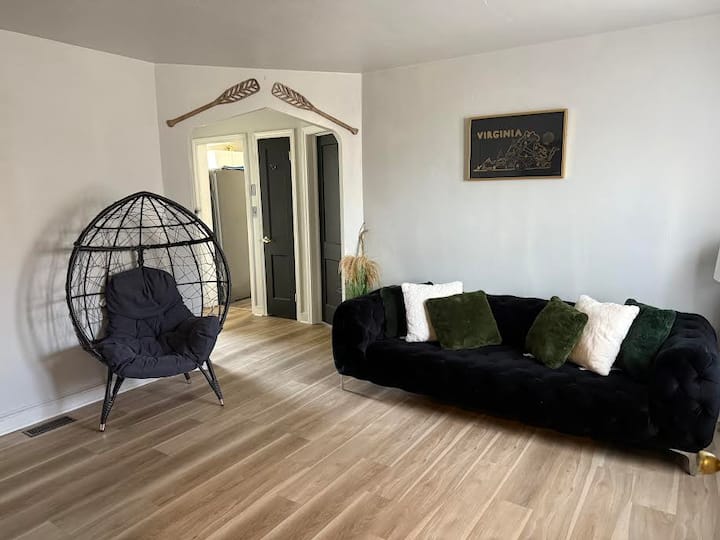 Black & Gold Beach Hideaway - ODU, Norfolk