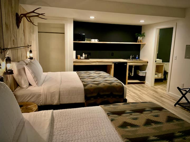Modern-rustic Room W/ 2 Beds In Boutique Motel - Sandpoint, ID