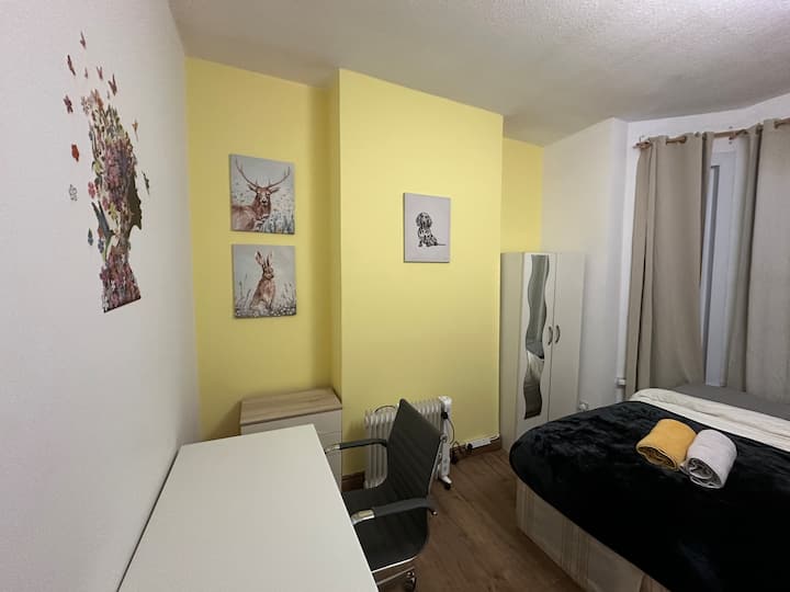Private Double Room Next To Woodgreen Metro - London