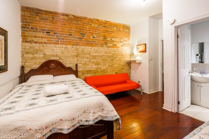 Yonge/dundas Quit Room - Toronto