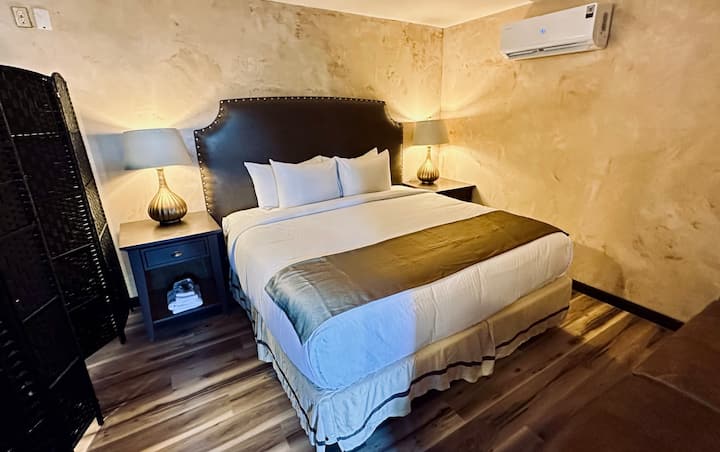 Luxx King Suite + Bunk Room - Taos, NM