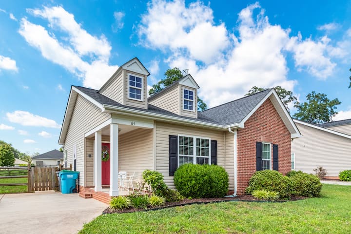 Belmont Cozy Retreat W/ 3bd 2ba & Fenced Yard! - Lowell, NC