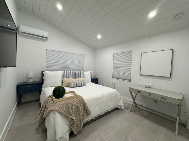 Warm & Cozy Apartment - Bayshore Arts District - Naples
